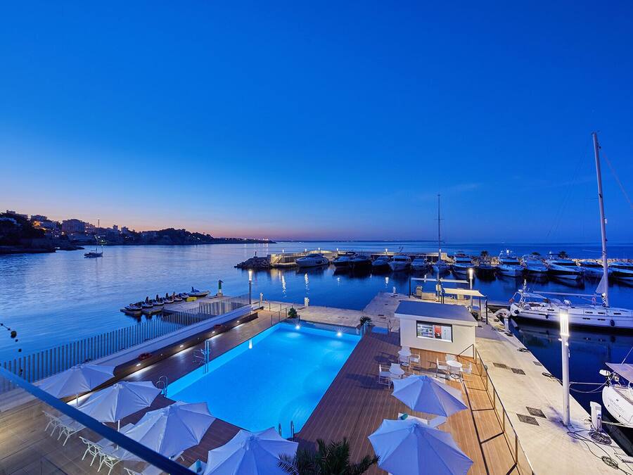 Piscina exterior sazonal, da(s) 10:00 à(s) 20:00, guarda-sóis