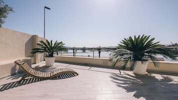 Quarto quádruplo luxo, 2 quartos, vista para o mar | Terraço/pátio