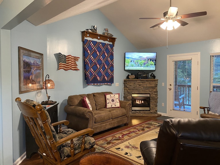 Pigeon River Cottage, River Front, Newly Remodeled, 1 Mile From Parkway. - Pigeon Forge, TN