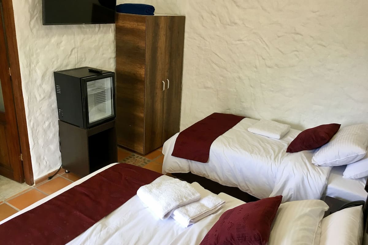 Quarto Quádruplo Standard, várias camas, vista para o jardim | Roupa de alta qualidade, minibar