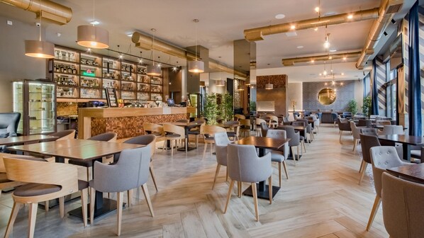 Pequeno-almoço continental diário (13 EUR por pessoa)