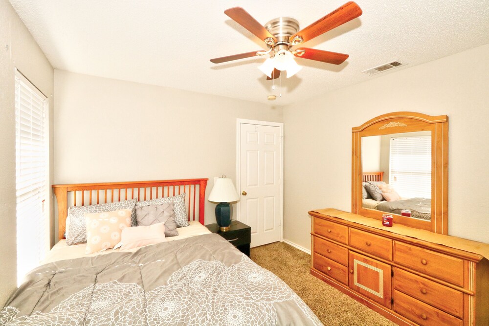 End Of Summer Sale! Private Cozy Home Middle Of Downtown Plano Sanitized! - Plano, TX