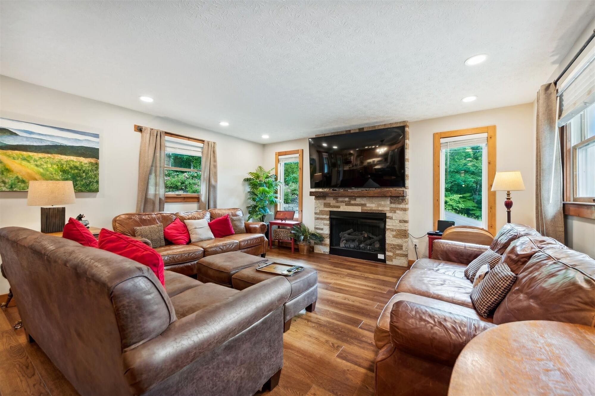 Cabana, vários quartos | Sala de estar | Smart TV 30 polegadas com canais a cabo, TV