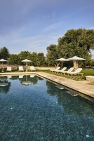 Piscina exterior sazonal, da(s) 10:00 à(s) 18:30, guarda-sóis