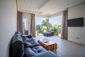 Apartamento Panorâmico, 1 quarto, vista para o mar | Sala de estar | Smart TV de 45 de polegadas com canais via satélite, televisor, Netflix 