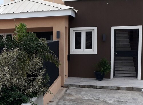 Modern Apt Near To Embassy; Central Location - Barbados