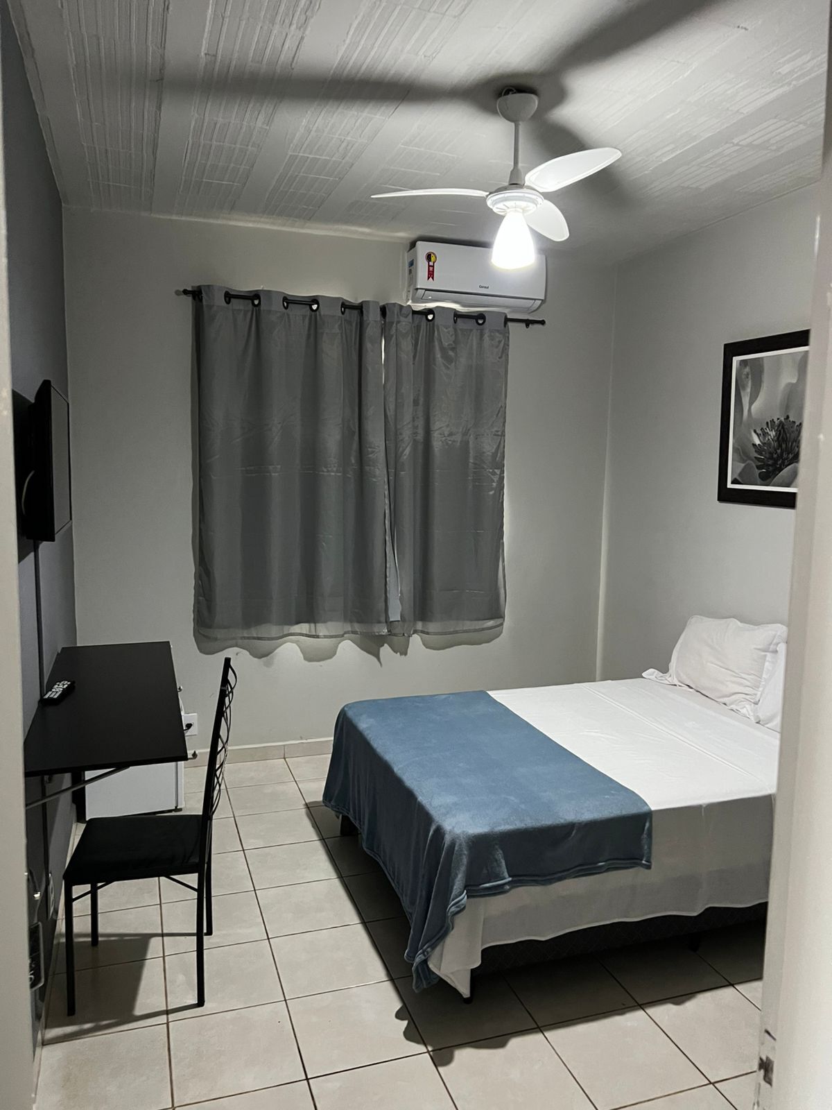 Quarto casal standard | Roupas de cama antialérgicas, escrivaninha