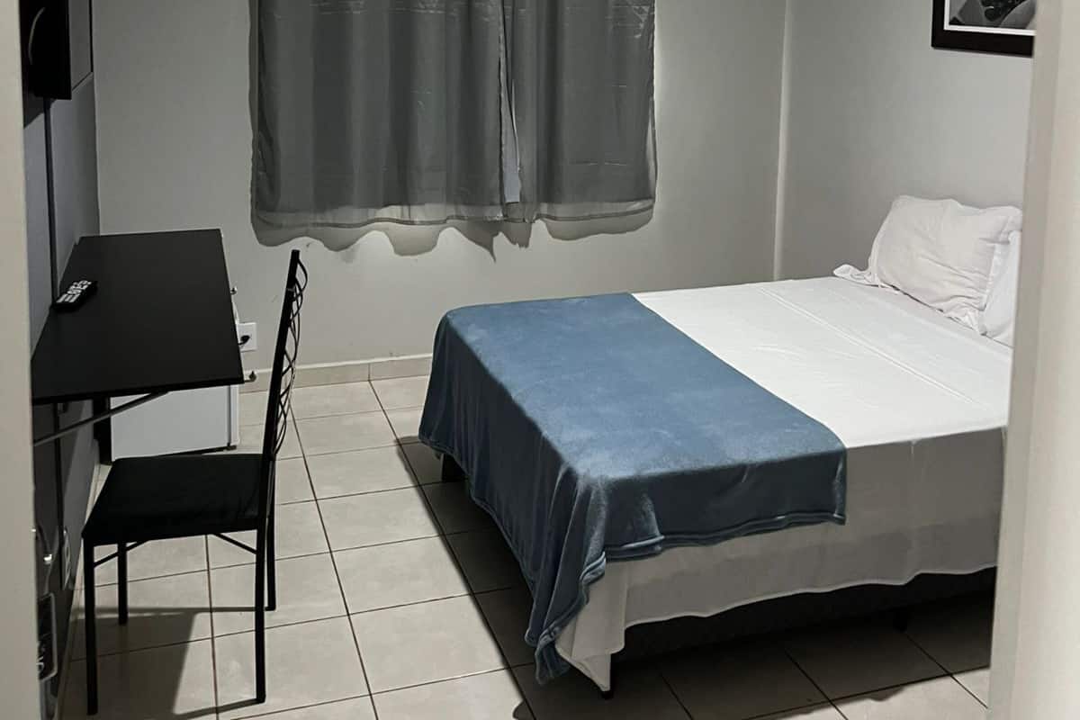 Quarto casal standard | Roupas de cama antialérgicas, escrivaninha