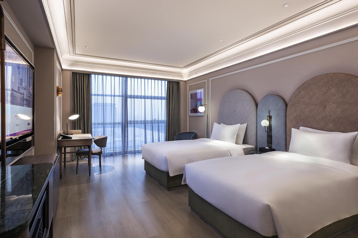 Quarto luxo, 2 camas de solteiro | Frigobar (abastecido com itens grátis), cofres nos quartos, escrivaninha