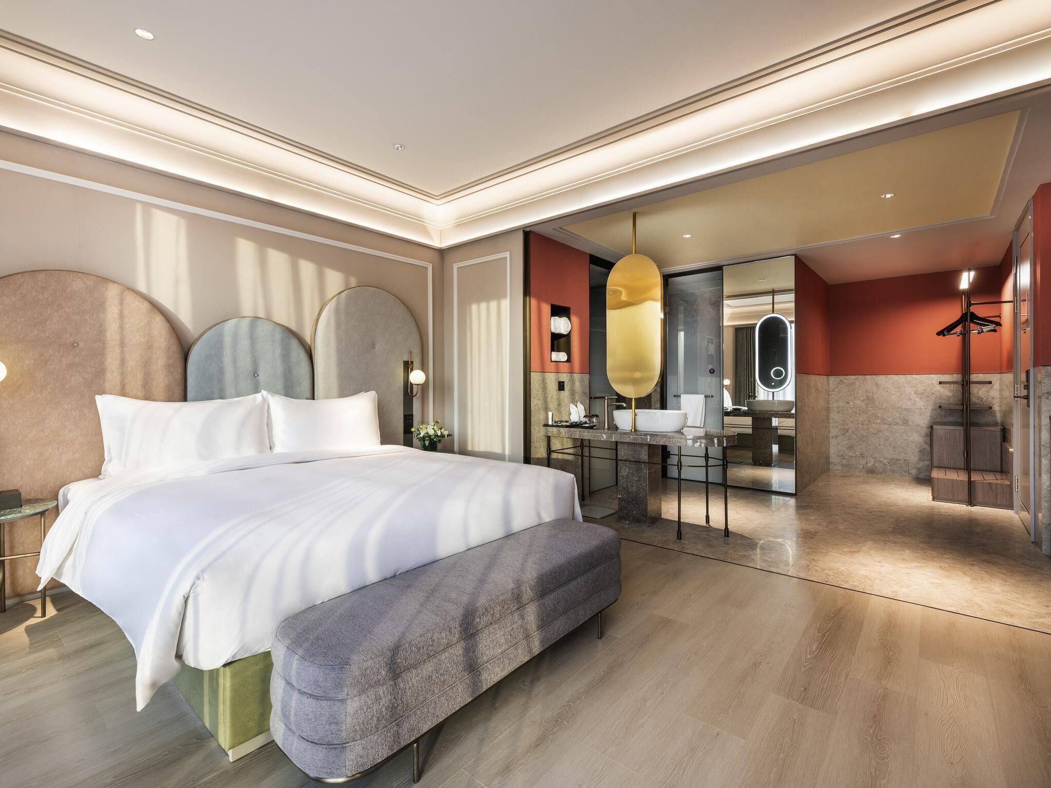 Quarto Superior, 1 cama king-size | Minibar grátis, cofre no quarto, com decoração personalizada 