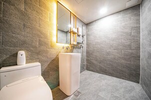 Deluxe Twin Room (No Breakfast provided on Mondays) | Banheiro | Chuveiro, produtos de toalete grátis, secador de cabelo 