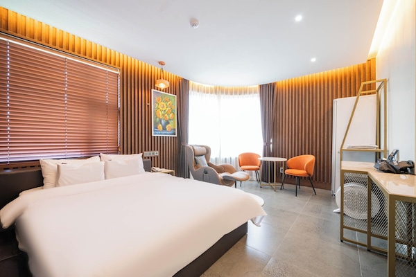 Suite (No Breakfast provided on Mondays) | Cortinas/cortinados opacos, quartos insonorizados, Wi-fi grátis