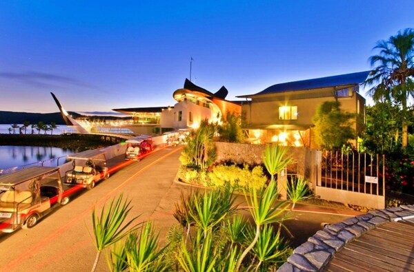 Yacht Club 19 Bijou De Mer 2 Buggies - Hamilton Island