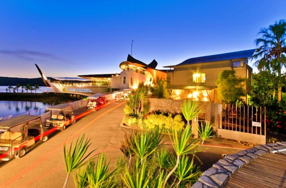 Yacht Club 19 Bijou De Mer 2 Buggies - Hamilton Island