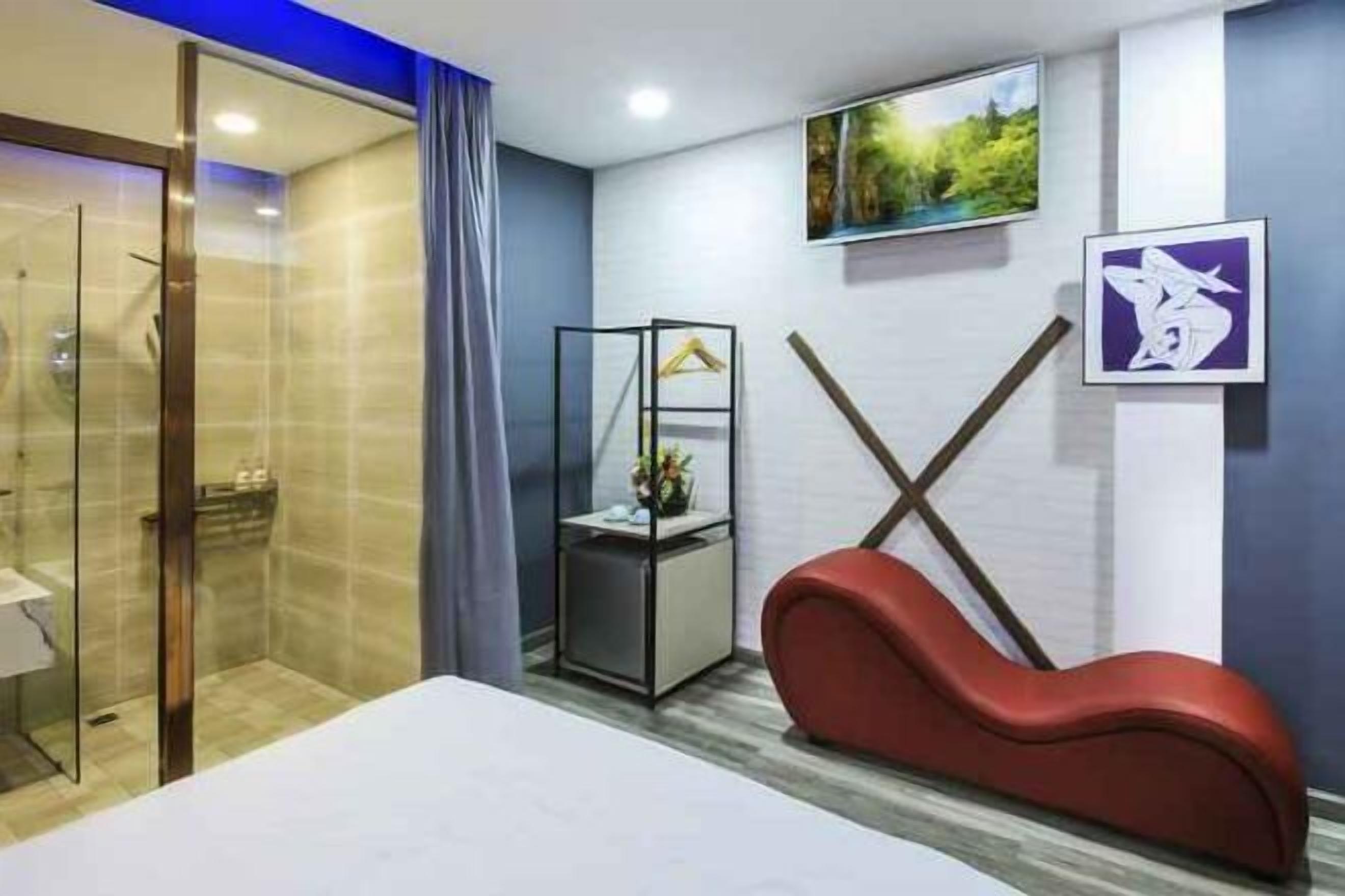 Frigobar, cortinas blackout, quartos à prova de som