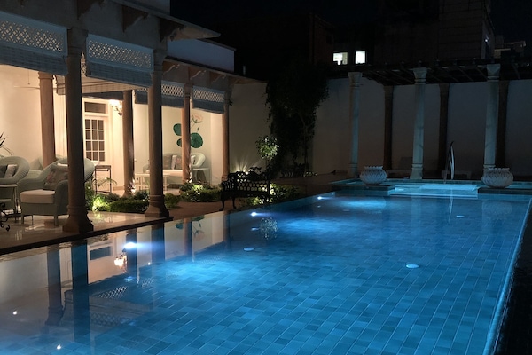 Piscina interna, funciona das 8h às 19h, espreguiçadeiras