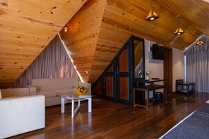 Suite Nobre, várias camas, banheira de hidromassagem, vista para o lago | Sala de estar