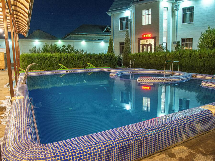 Piscina exterior sazonal, toldos gratuitos