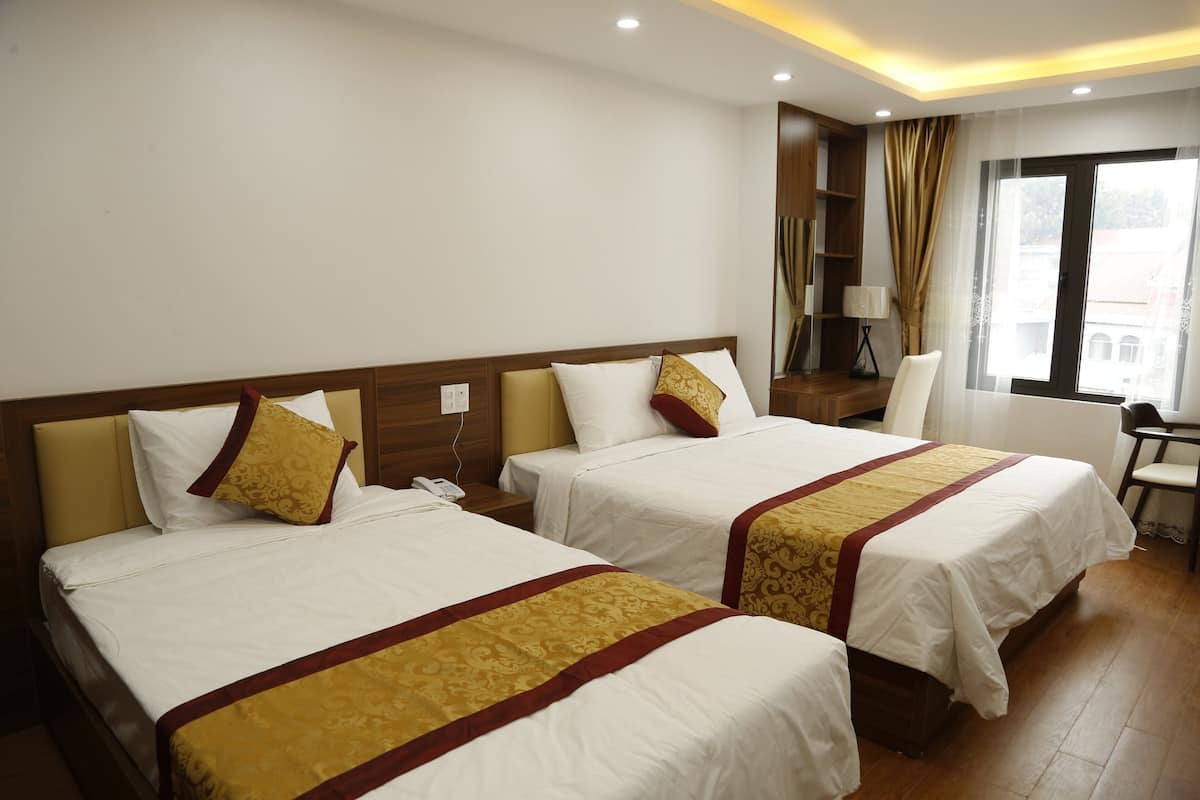 Quarto triplo urbano | Frigobar, cofres nos quartos, escrivaninha