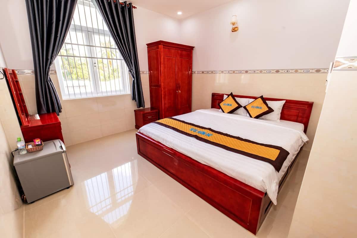 Quarto casal | Frigobar, escrivaninha, ferros/tábuas de passar roupa