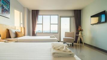Cortinas/cortinados opacos, Wi-fi grátis, roupa de cama fornecida