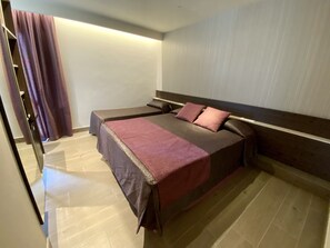 Cofres nos quartos, escrivaninha, espaço de trabalho para notebook