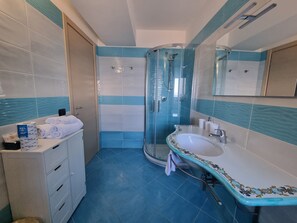 Suíte júnior, 1 quarto, terraço, vista para o mar | Banheiro | Chuveiro com efeito de chuva, produtos de toalete grátis