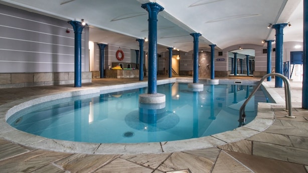 Piscina interior, piscina exterior 
