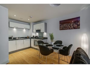 Apartamento (1 Bedroom) | Cozinha privada | Um frigorífico, um micro-ondas, um forno, uma máquina de lavar louça