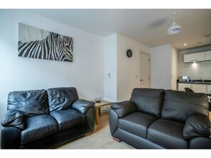 Apartamento (1 Bedroom) | Sala | Televisor