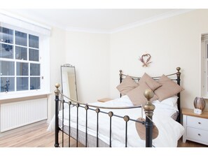 Apartamento (1 Bedroom) | 1 quarto, ferros/tábuas de passar roupa, Wi-Fi de cortesia