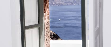 The Volcano Cave House | Frigobar, cofres nos quartos, individualmente decorados