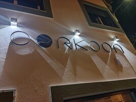 Fachada da propriedade à noite
