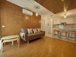 Apartamento, 1 quarto | Área de estar | TV LCD 32 polegadas com canais via satélite