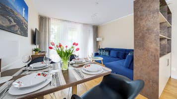 Apartamento (8, Bałycka 10) | Área de estar | TV de tela plana