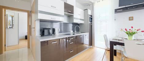 Apartament (10/25) | Cozinha privada | Um frigorífico, uma placa de cozinha, uma cafeteira/bule