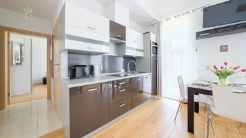 Apartament (10/25) | Cozinha privada | Geladeira, cooktop, cafeteira/chaleira, chaleira elétrica