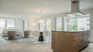 Apartamento, 2 quartos | Sala de estar | TV de ecrã plano 