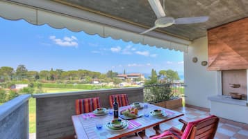 Apartamento Familiar, 1 quarto, 2 casas de banho (VistaLago Green Residence 100m From) | Refeições ao ar livre
