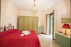 Apartamento Familiar, 3 quartos, micro-ondas (Villa Alberti Apt Emma 900m from) | 3 quartos, ferro/tábua de engomar, Wi-fi, roupa de cama fornecida