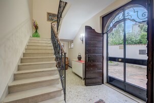 Villa Familiar, vários quartos (Villa Alberti 900m from Garda lake) | Escadas