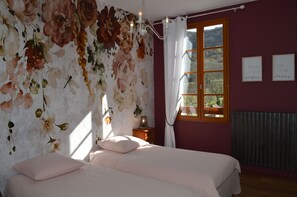 Quarto Triplo | Com decoração personalizada, com mobília individualizada