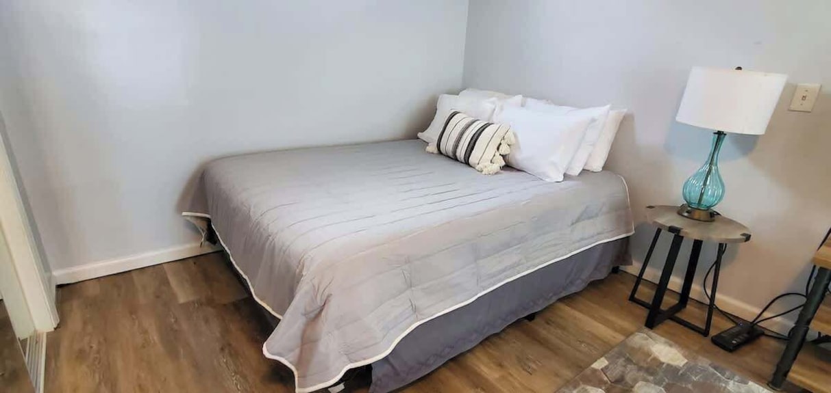 Cozy Tiny Home Near Downtown Lenoir City - 費城