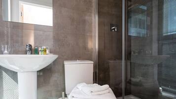 Apartamento | Casa de banho | Artigos de higiene pessoal grátis, um secador de cabelo