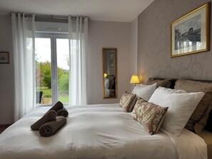 Quarto casal standard | Cortinas blackout, quartos à prova de som, Wi-Fi de cortesia