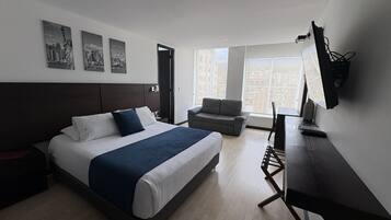 Quarto Standard, 1 cama queen-size | Cofre no quarto, secretária, cortinas/cortinados opacos, Wi-fi grátis