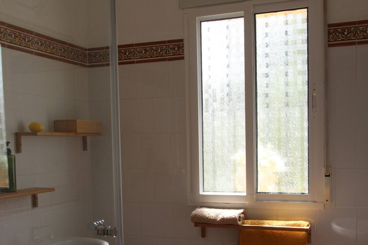 Quarto casal luxo | Banheiro | Chuveiro, toalhas de banho