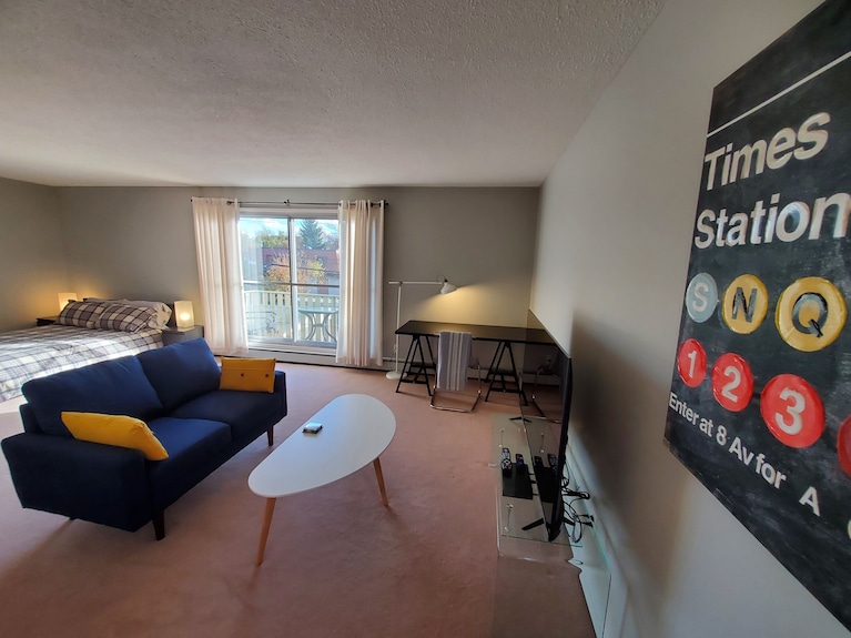 * Estacionamiento En Garaje * 2 Balcones * Universidad * Centro * Whyte Ave * Tránsito * Caminable * - Edmonton