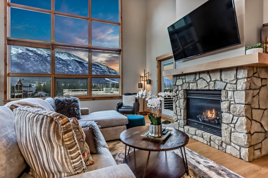 Luxury 3br/2ba Corner Penthouse In Heart Of Canmore - Alberta
