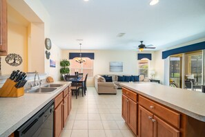 Casa (Bella Vida Resort Luxury Pool Home Ga) | Cozinha privada | Geladeira, micro-ondas, cooktop, lava-louças